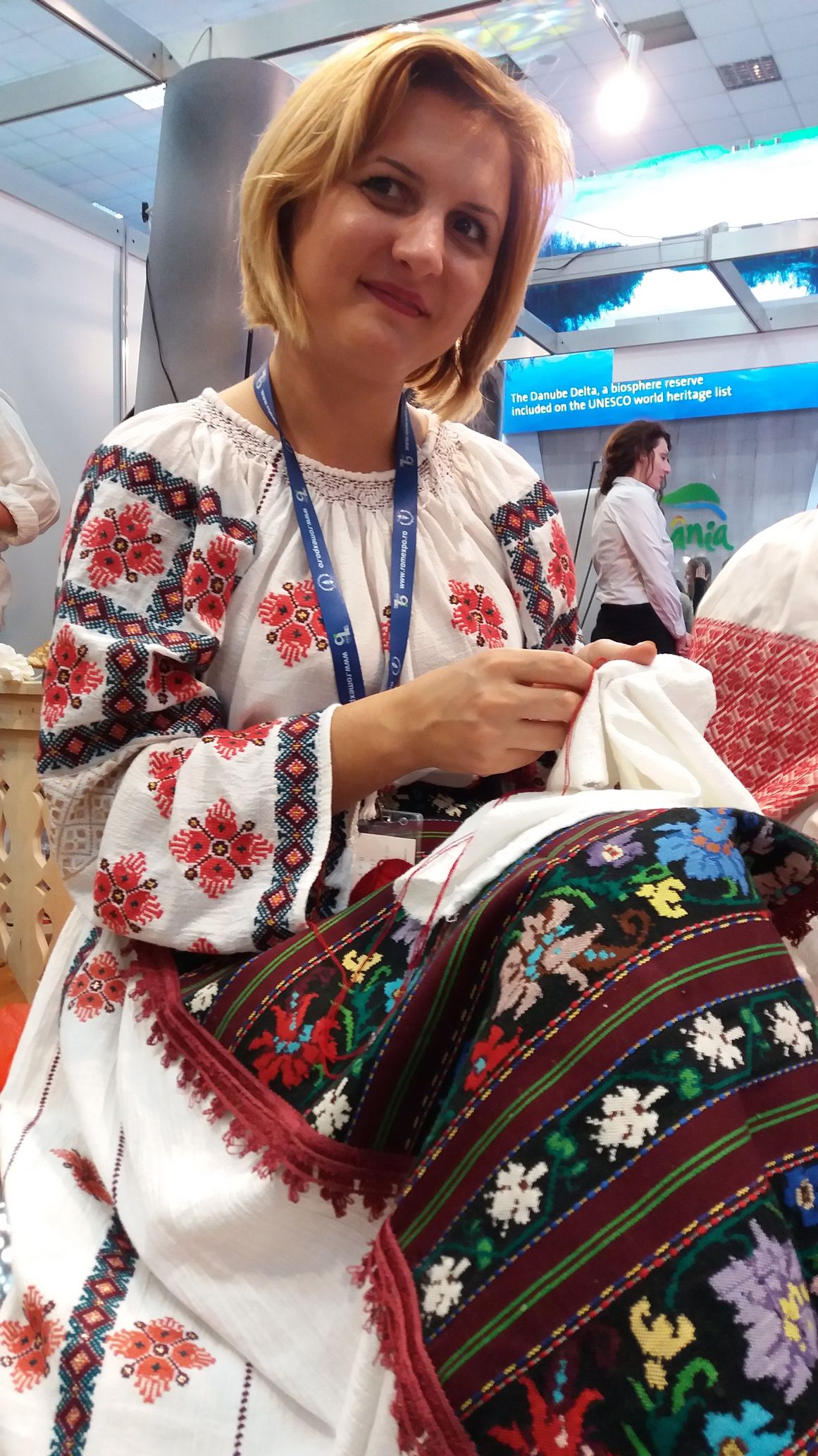 “Acul şi aţa” Oanei Pârvan. Olteanca ce cucereşte lumea în costum ...